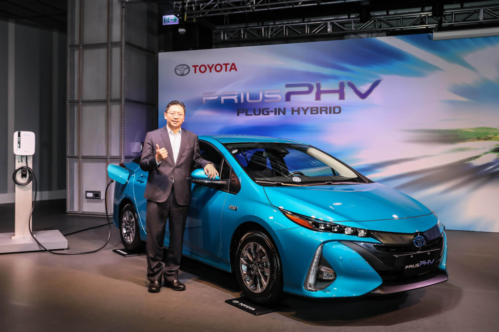 [車廠快訊] 「油電革新 淨化未來」 PRIUS PHV插電登場 - 試車頻道 TCar